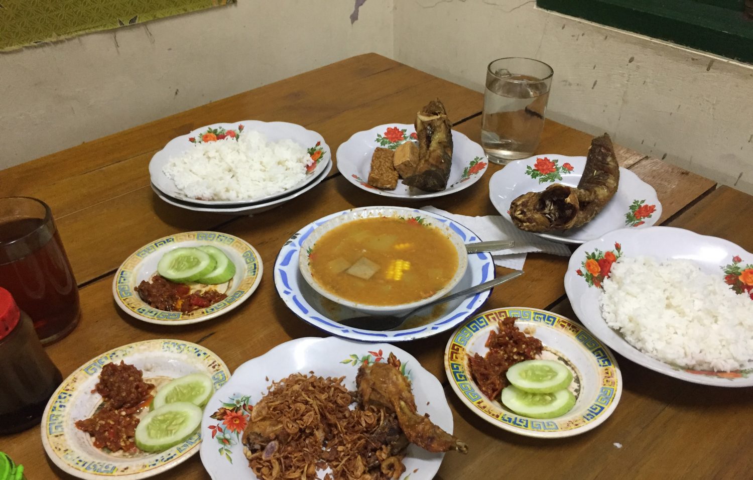 WARUNG MAK DOWER: PEDESNYE NAMPOL, SAMBELNYE BIKIN SEWOT, BETAWI PUNYE ...