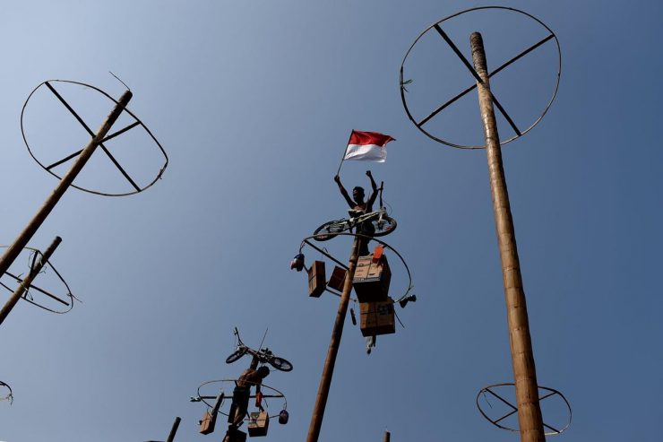 Sejarah di Balik Lomba Panjat Pinang : Simbol Penindasan pada Masa ...