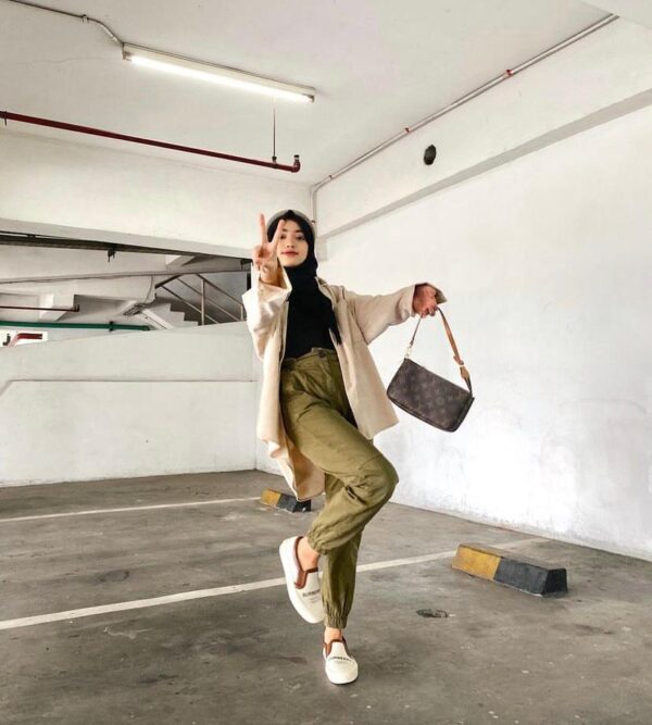 Inspirasi Outfit Earth Tone Ala Shirin Al-Athrus - deCODE