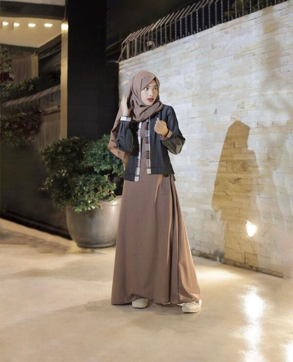Inspirasi Outfit Earth Tone Ala Shirin Al-Athrus - deCODE