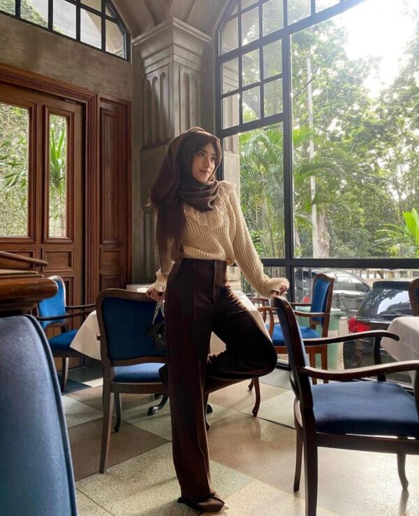 Inspirasi Outfit Earth Tone Ala Shirin Al-Athrus - deCODE